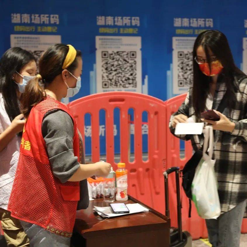 西站广场服务中心 把好出入关 守好安全门 旅客 进行 查验