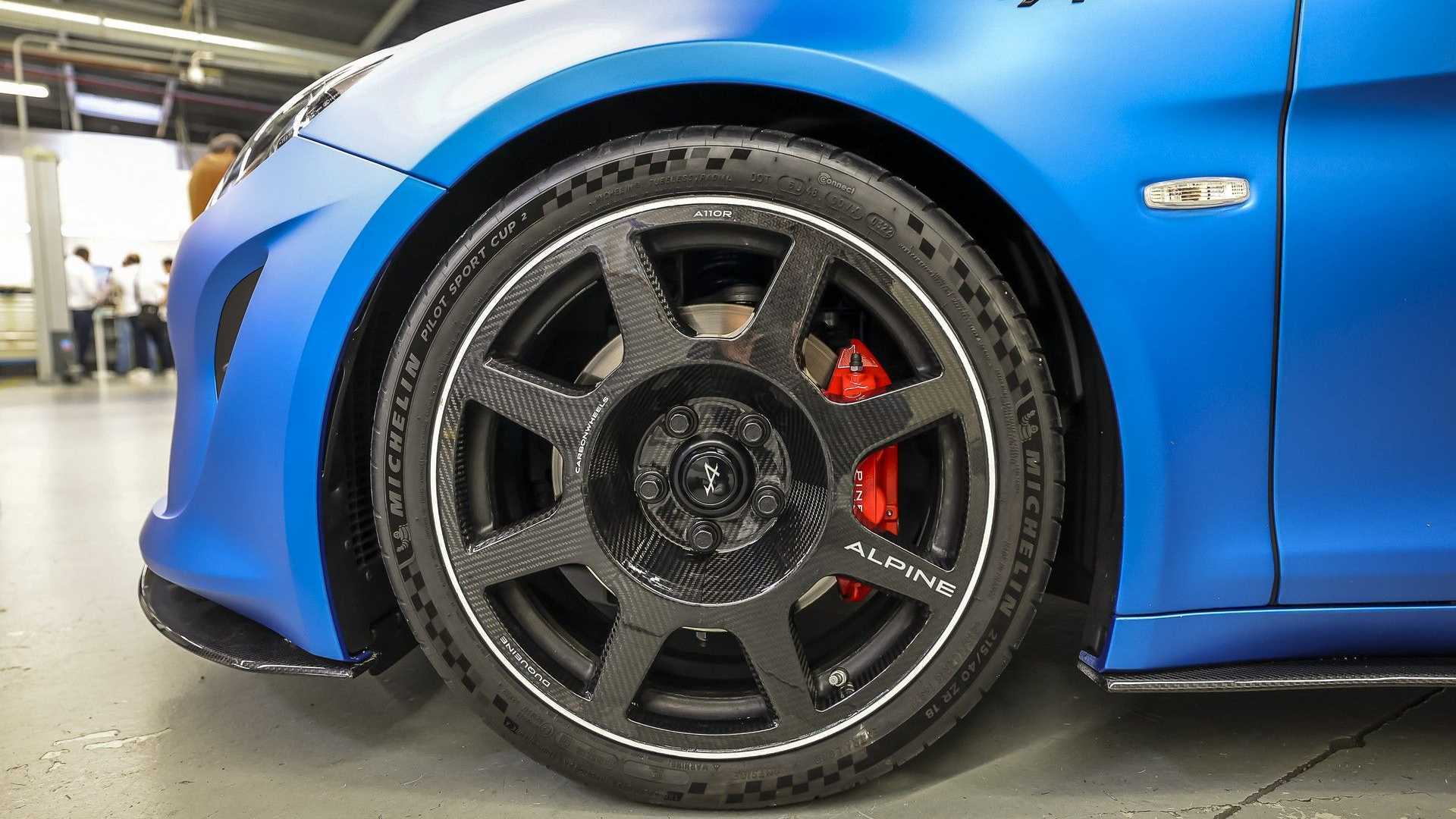 配300马力1.8T引擎，3.9秒破百，2023款Alpine A110 R跑车首次亮相_搜狐汽车_搜狐网