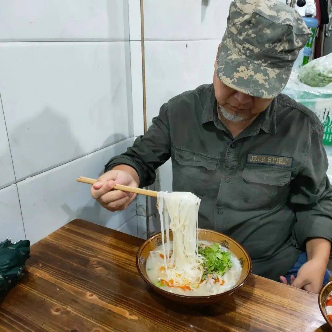 今天是九九重阳节,耗子哥喝碗羊杂粉12元过节!耗子羊杂
