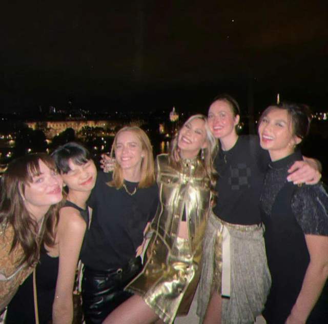 嫁入豪门?谷爱凌坐LV集团俩太子中间看大秀,双手交叉淑女般矜持 -6park.com