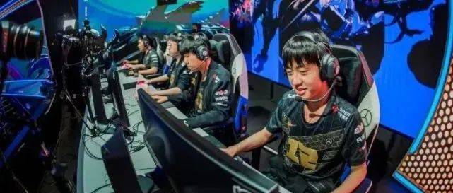 S12小组赛首日战报：LPL二胜一负 JDG和RNG小组赛首胜，EDG不敌T1 | 电竞世界_比赛_Faker_认证