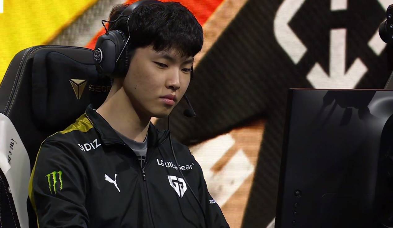 RNG打破LCK纪录，小虎飞镖图火了！等了这么久，就是为了打Chovy_比赛日_队伍_观众