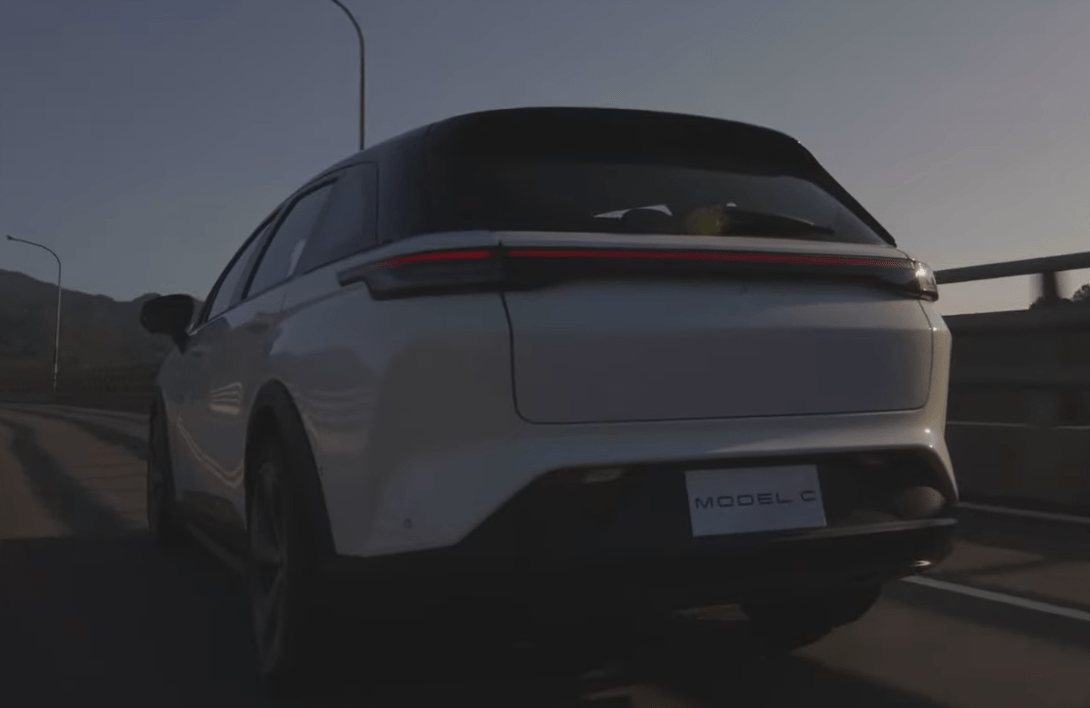 鸿海Model C电动SUV量产版外观曝光：液晶仪表盘+大尺寸中控屏_搜狐汽车_搜狐网