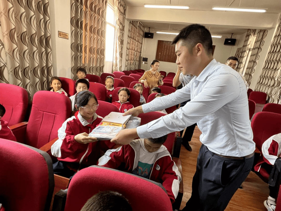 青春在奉献中闪光 |金秋助学行 关爱伴成长_活动_青年_跟党走