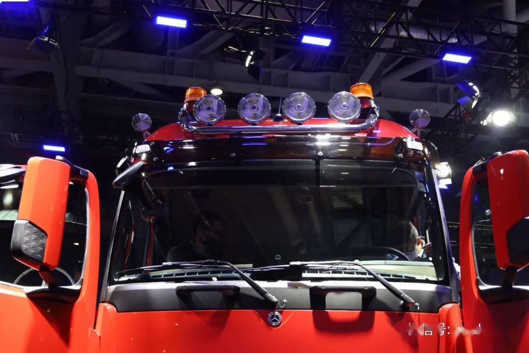 250吨德意志重拖迎来新鲜血液 打探奔驰Arocs 4863 SLT 8x8国六大件牵引车_搜狐汽车_搜狐网