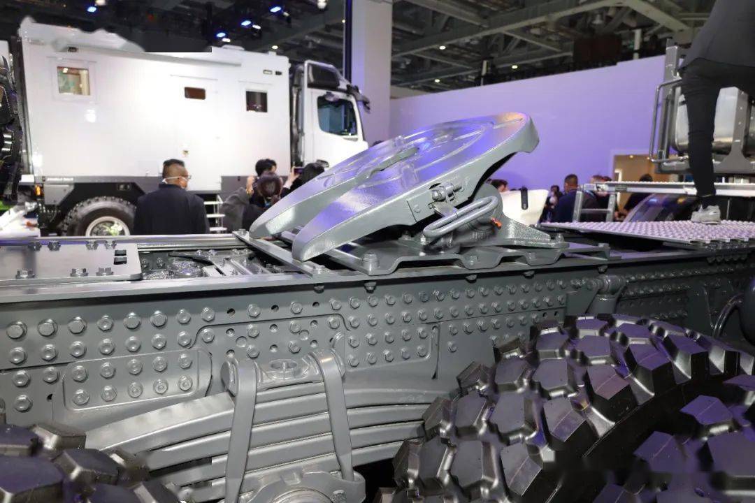 250吨德意志重拖迎来新鲜血液 打探奔驰Arocs 4863 SLT 8x8国六大件牵引车_搜狐汽车_搜狐网