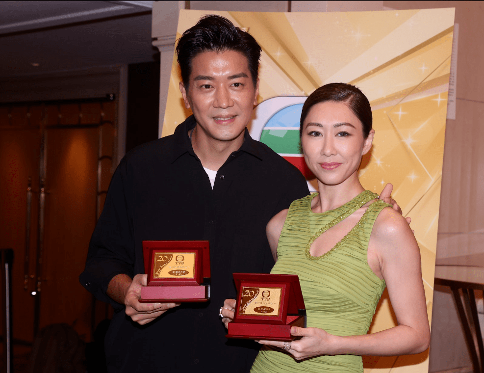 TVB视后获无线颁20年服务奖！同期男星自爆训练班已喜欢她_胡定欣_黎诺懿_对方