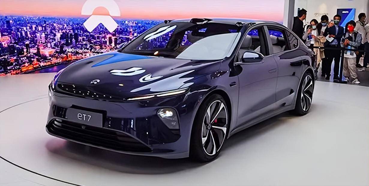 岚图追光对标蔚来ET7，产品力平平，全靠价格“拼刺刀”？_搜狐汽车_搜狐网