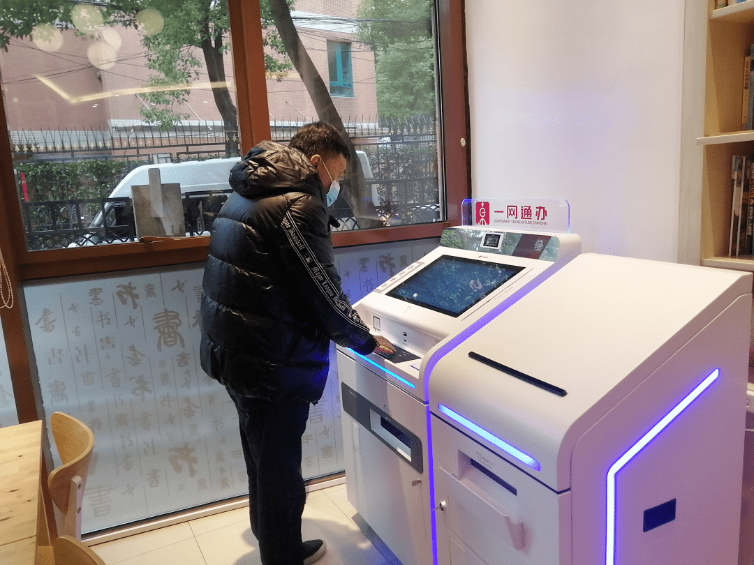 华阳路街道手把手教会老年人使用智能设备！_服务_社区_数字