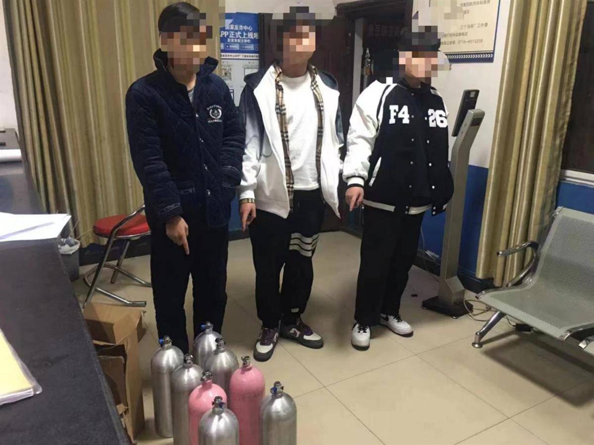 笑气”不好笑！2人因吸食 笑气”被嘉鱼警方拘留非法公安局方庄