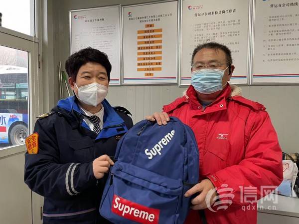 装有千元现金背包遗失 青岛公交司机拾金不昧物归原主陈彩婷驾驶员乘客
