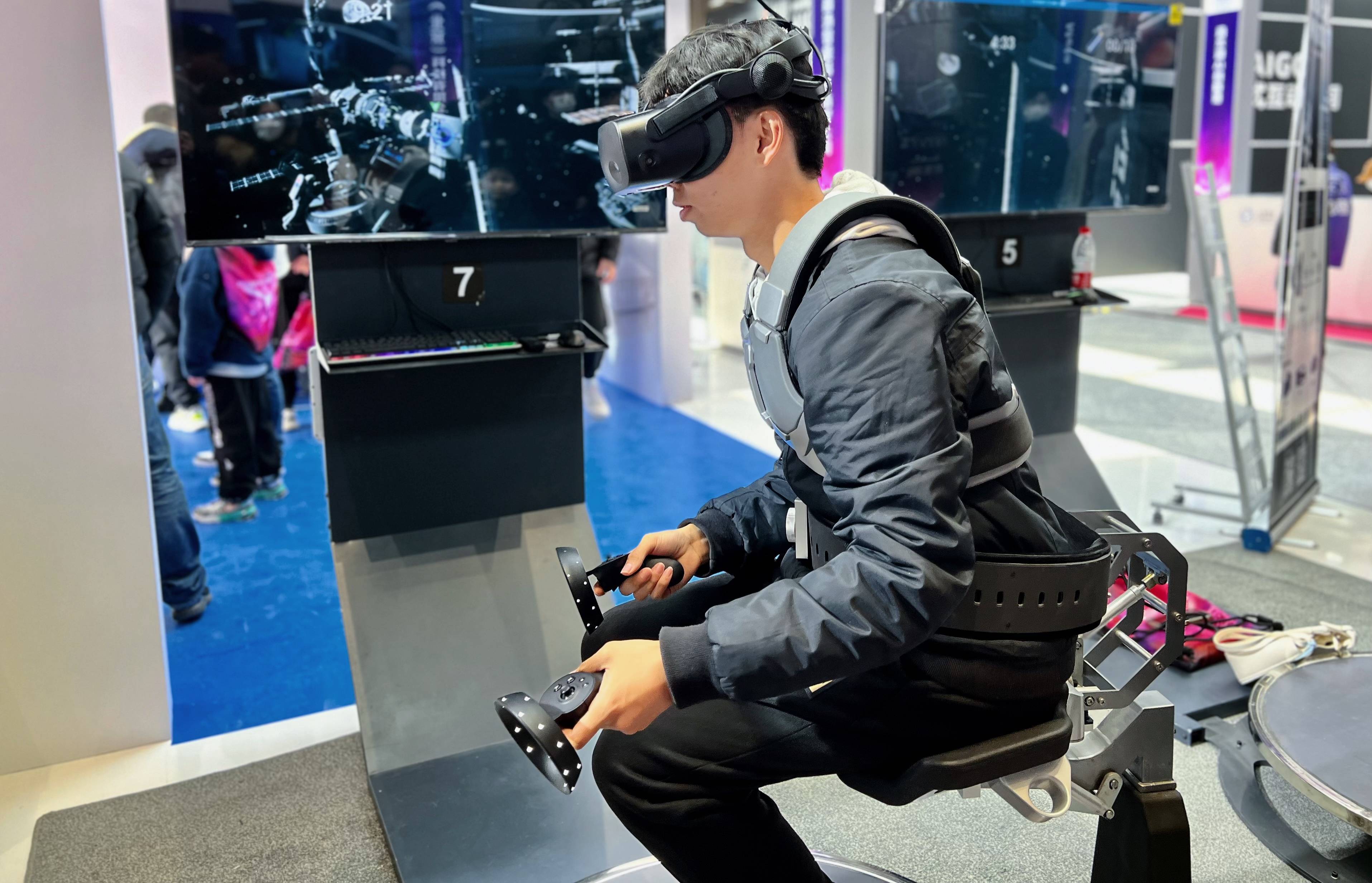 现场探展| AIGC、元宇宙和机器人最前沿！微软、Meta、百度都来了_展台_外骨骼_第一财经