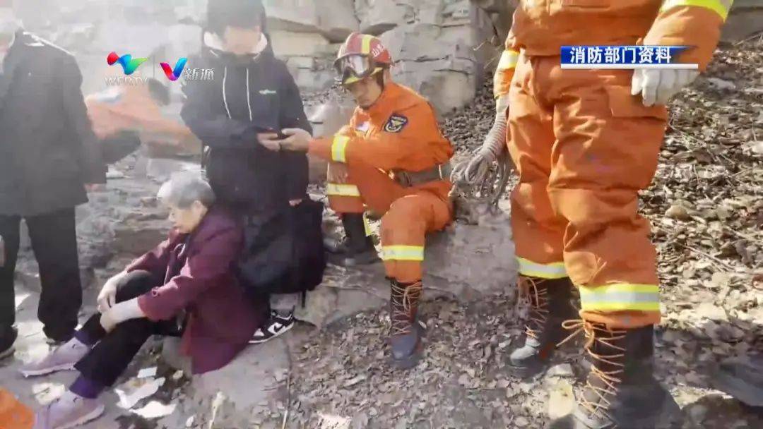 【原创】危急!老人登山突发疾病,青州消防紧急救援!山顶担架广播