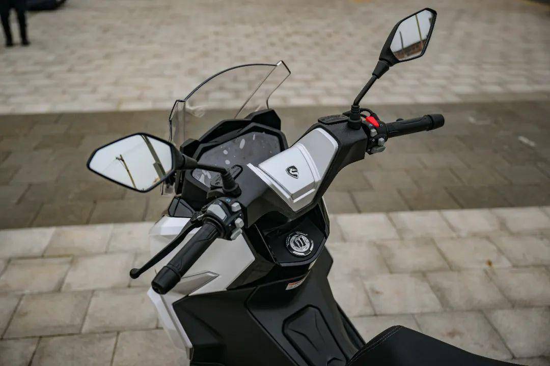 何为高阶运动踏板——赛科龙RT1_搜狐汽车_搜狐网