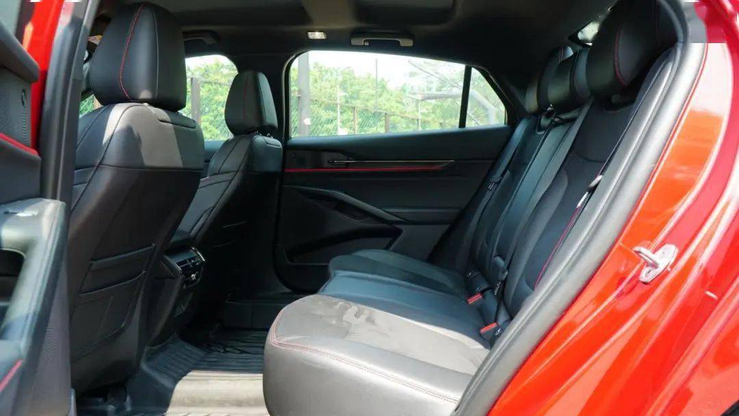 2.0T+8AT，6.5秒破百，4.9米长，15.98万起？国产都不敢这么卖！_搜狐汽车_搜狐网