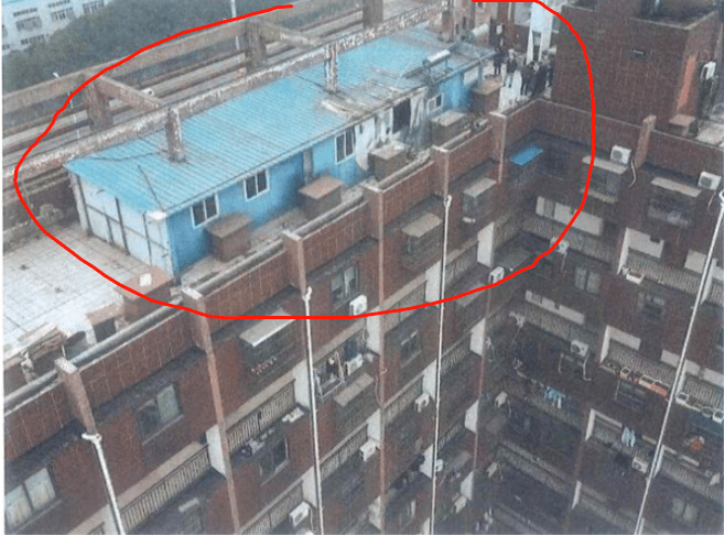 武汉经开区拆除一处公寓楼顶违建，城管依法其拆除执法活动建设