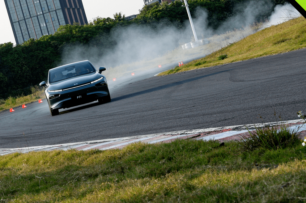 小鹏在全新 P7i 上，实现了它的「轿跑梦」_搜狐汽车_搜狐网