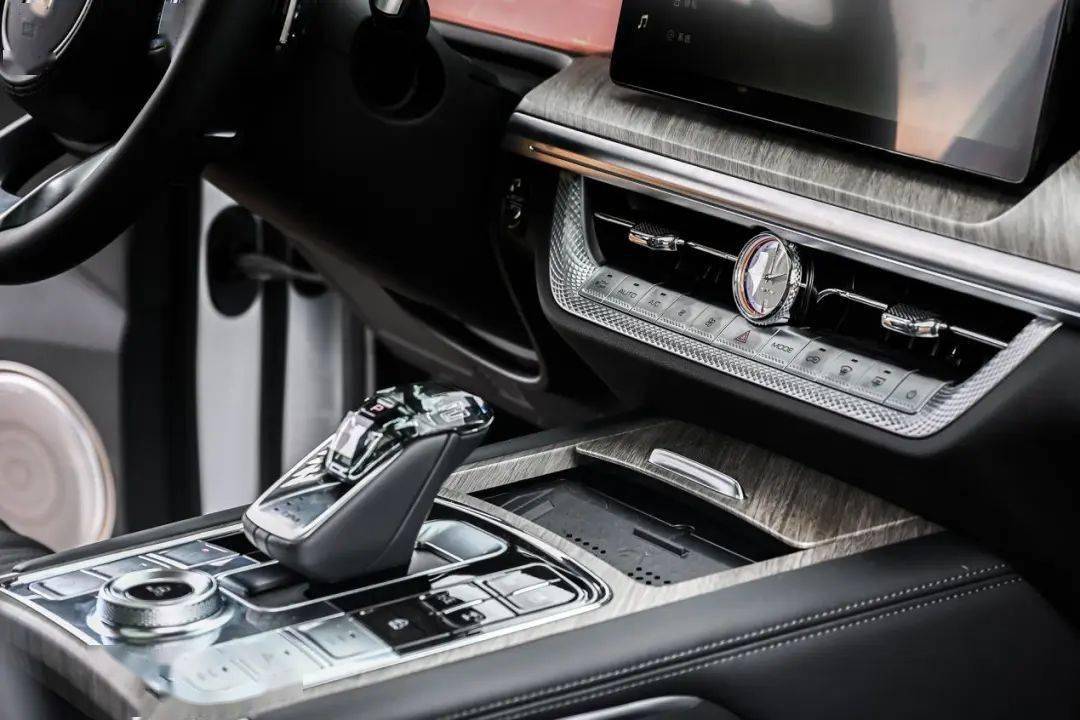 3.0T+9AT，5米6缸硬核越野，实力不输陆巡，动力媲美揽胜！_搜狐汽车_搜狐网