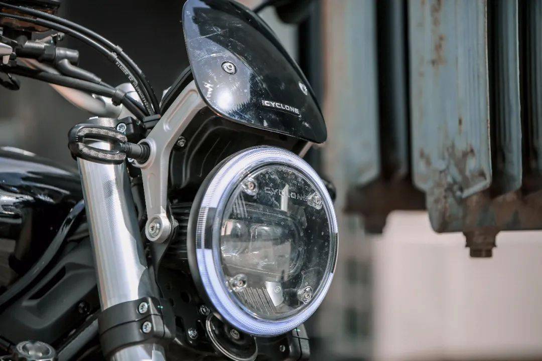 一匹2023年中量级英伦复古黑马——赛科龙RE560_搜狐汽车_搜狐网