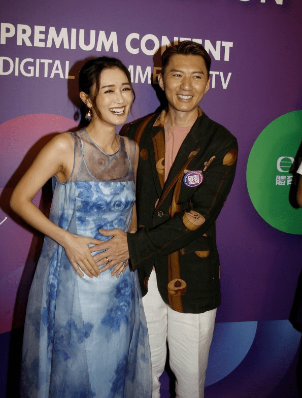夫妻档现身！TVB女星明显已见肚，老公暗示BB性别？_袁伟豪_宝儿_太太