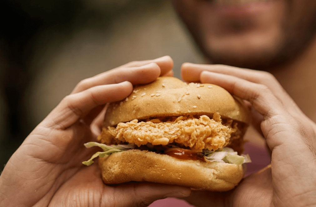 明天起，肯德基将推“史上最辣汉堡”！含“死神辣椒”！限量供应！_Zinger_Fiery_Burger