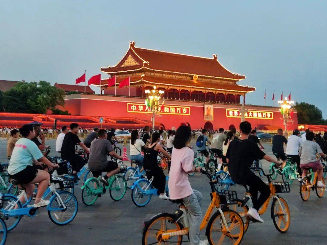 “长安街夜骑”火爆的背后：北京自行车回潮_天安门_游客_大军