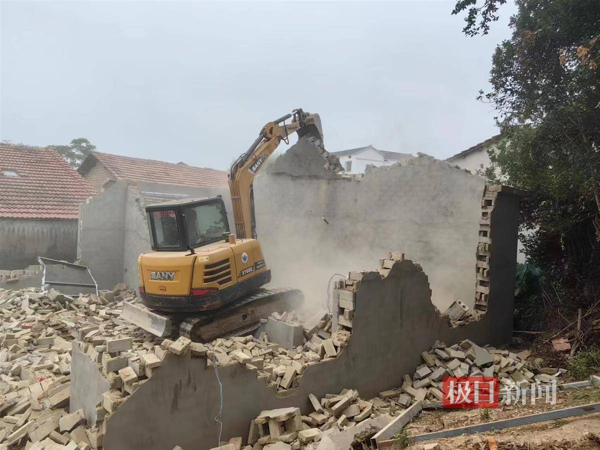 一村民拒拆重点建设项目内违建，武汉新洲区李集街道进行强制拆除当事人执法产业园区