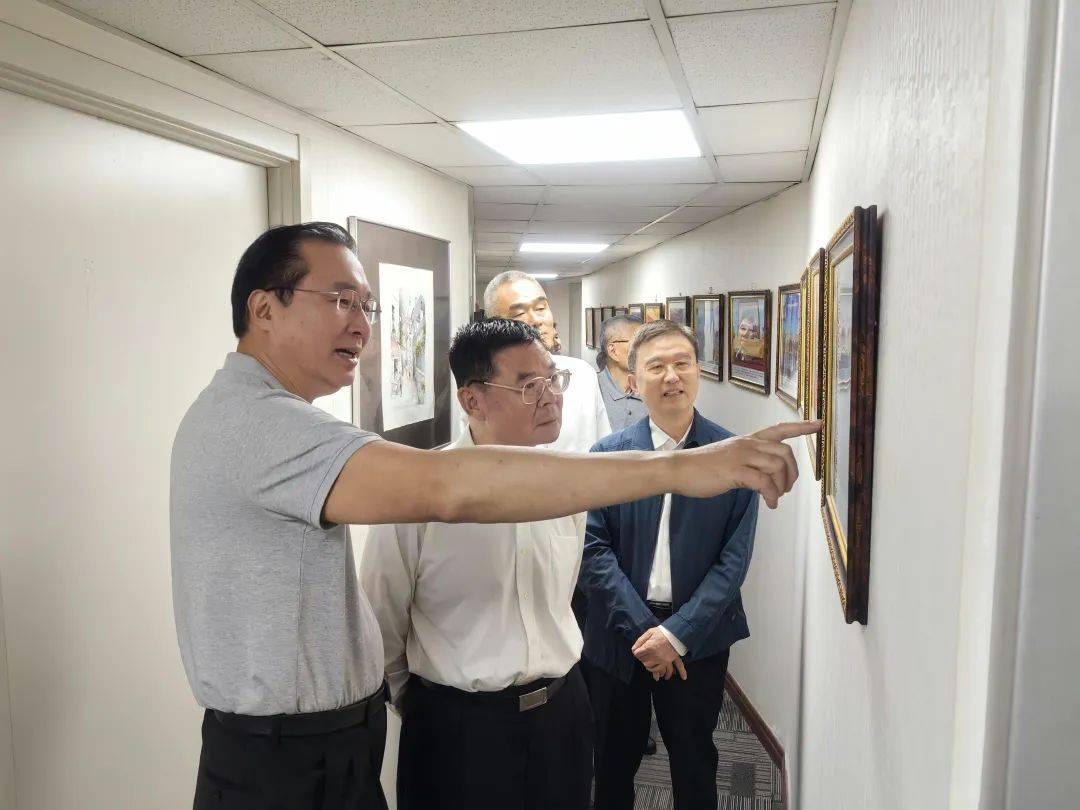 中远海运集团老领导一行到中国航务周刊调研物流李绍德富生