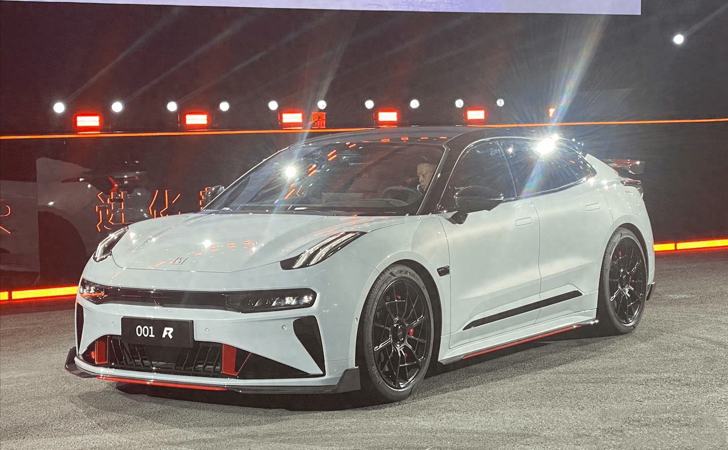 极氪001FR实车亮相，前后四电机，2.07秒破百，售价或超过100万元_搜狐汽车_搜狐网