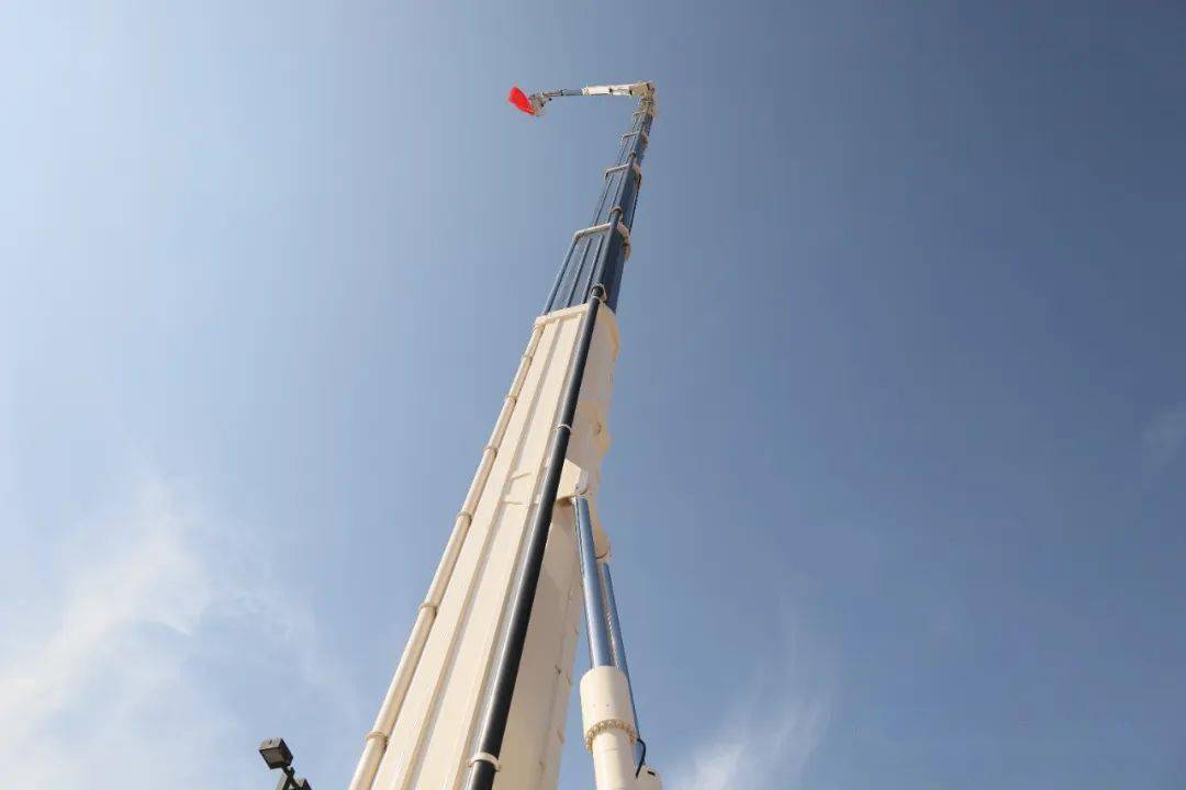 17米车长堪比铰接车！突破自我的梅赛德斯-奔驰Arocs 6863底盘徐工DG101登高平台消防车_搜狐汽车_搜狐网