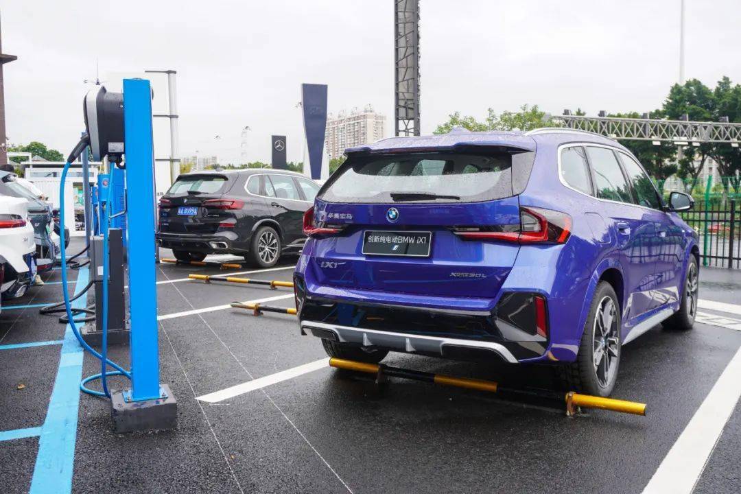 零百5.7s，续航450km，空间百变！探店实拍宝马iX1_搜狐汽车_搜狐网