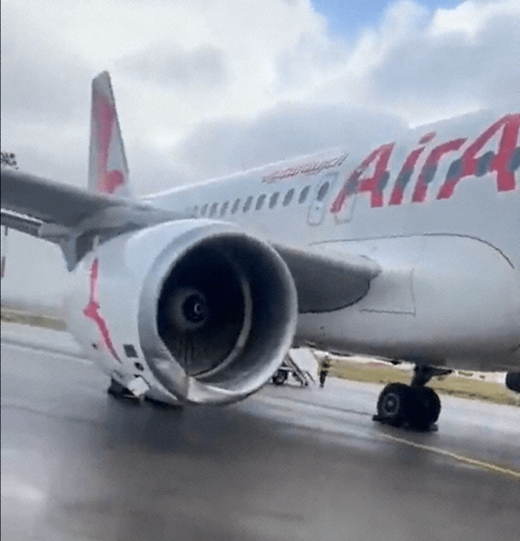 A320降落时冲出跑道 发动机受损；客机卸载时失去平衡机头翘起_飞机_航空_视频