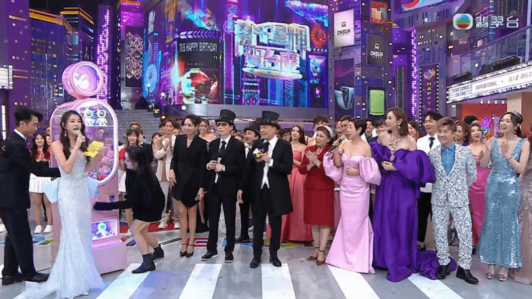 TVB女星台庆抽奖被主持人打断！尴尬一刻被直播出街_王祖蓝_表演_镜头