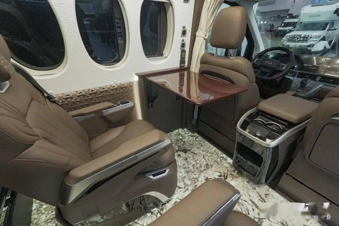 展会开幕日：卫航全顺T8野兽公务舱 2.3T+8AT动力组合 双航空座椅布局 精致商务范_搜狐汽车_搜狐网